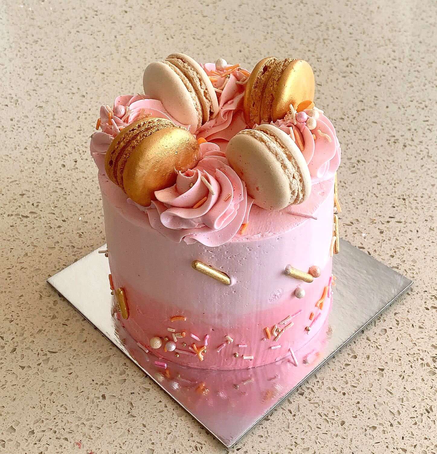 Mini Cake with Macarons - You and Me | Delivery in Mauritius